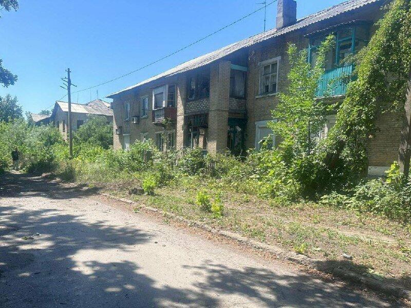 Внаслідок обстрілу у Покровську поранена 1 людина пошкоджено адмінбудівлю Новини